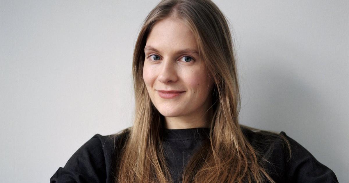 Emma Holten og ’Underskud’ vinder Læsernes bogpris 2025 | Odense ...